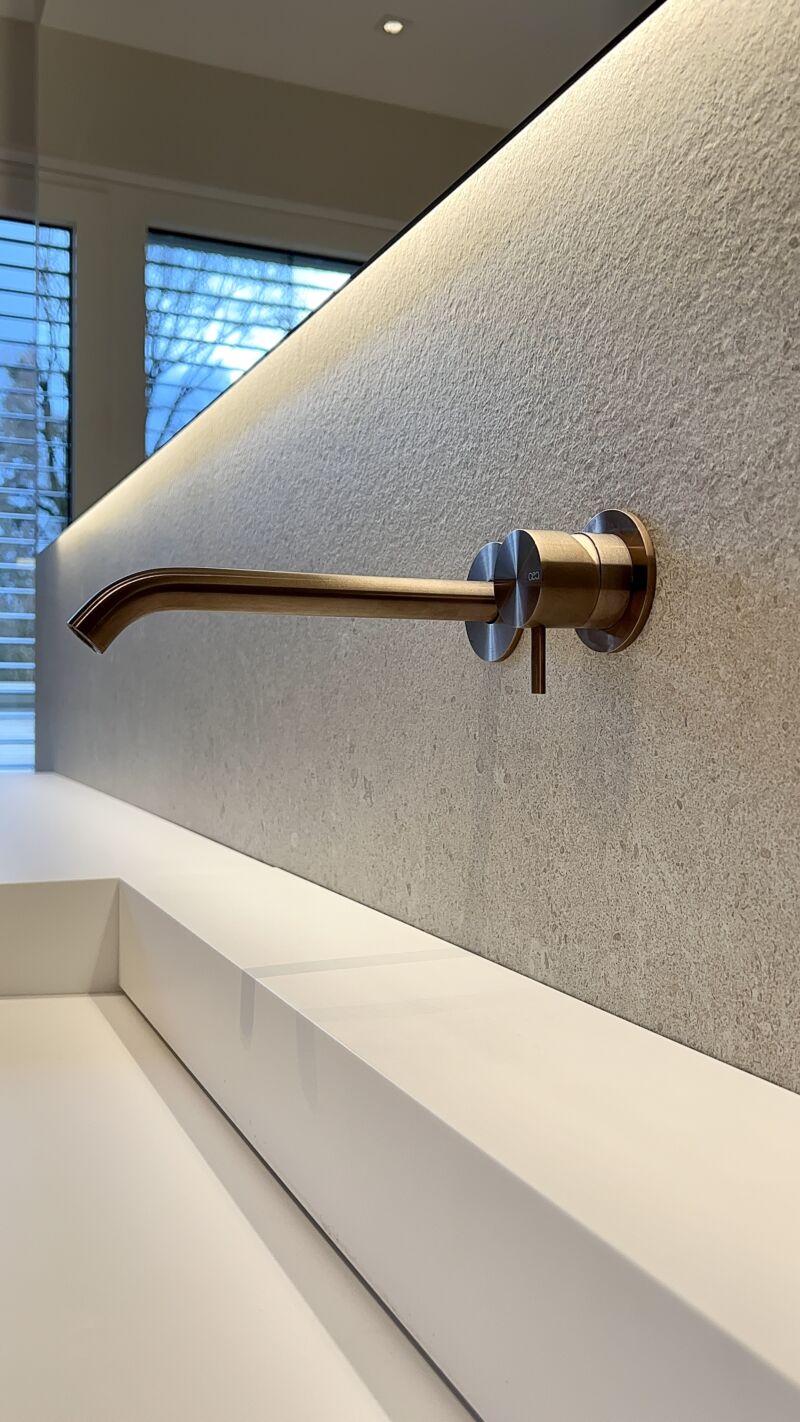 Master-Bad mit Großformat-Fliesen in Bauhaus Villa - Raumwerk Paderborn